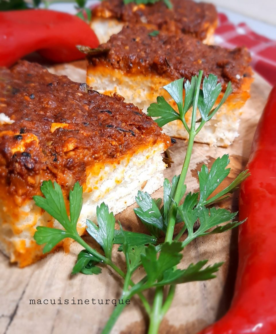 La recette du pain pizza turc « biberli ekmek » – Ma Cuisine Turque
